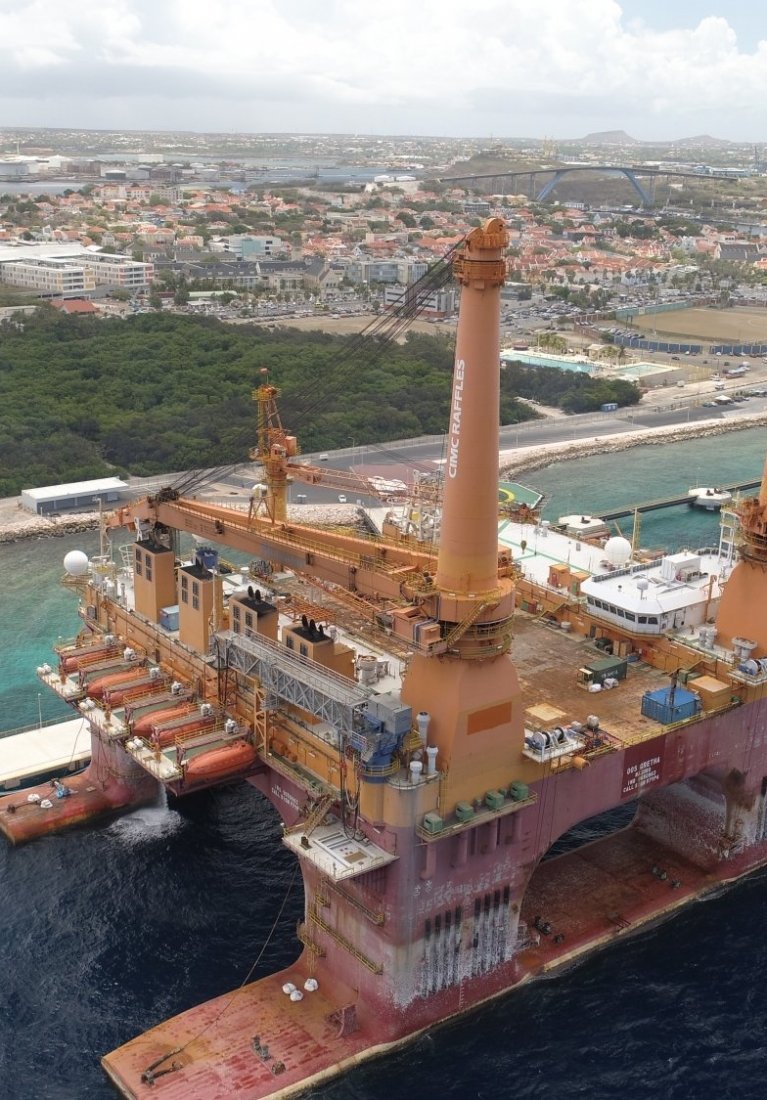 Semi-submersible platform in Curacao from Brasil | Dammers Shipagencies